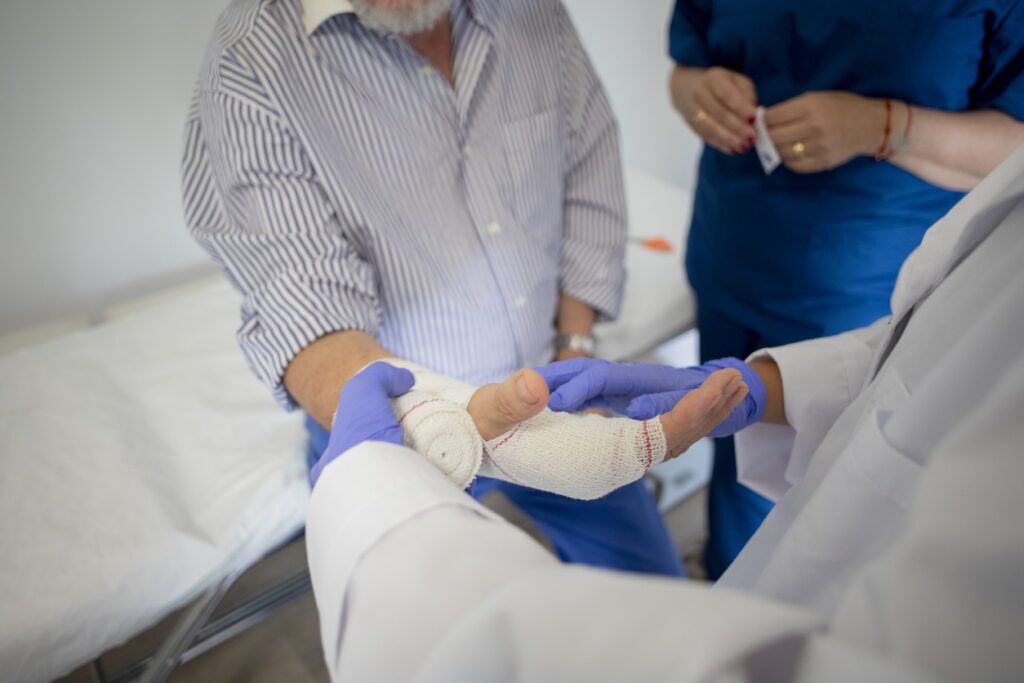 ¿Qué es el desbridamiento y por qué es importante? - All Seniors Foundation